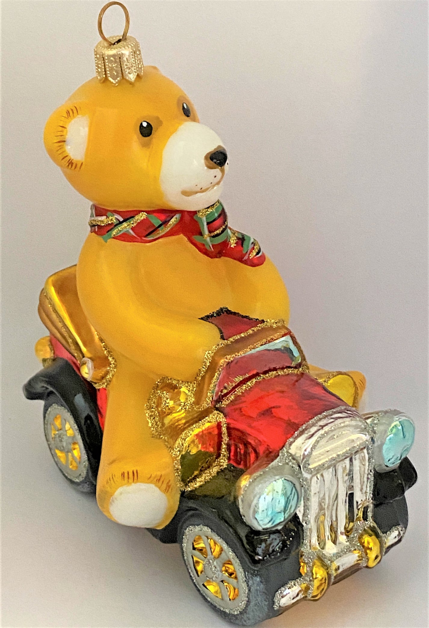 KOMOZJA MOSTOWSKI Teddy-Bär im roten Cabriolet – Lüchinger Galerie